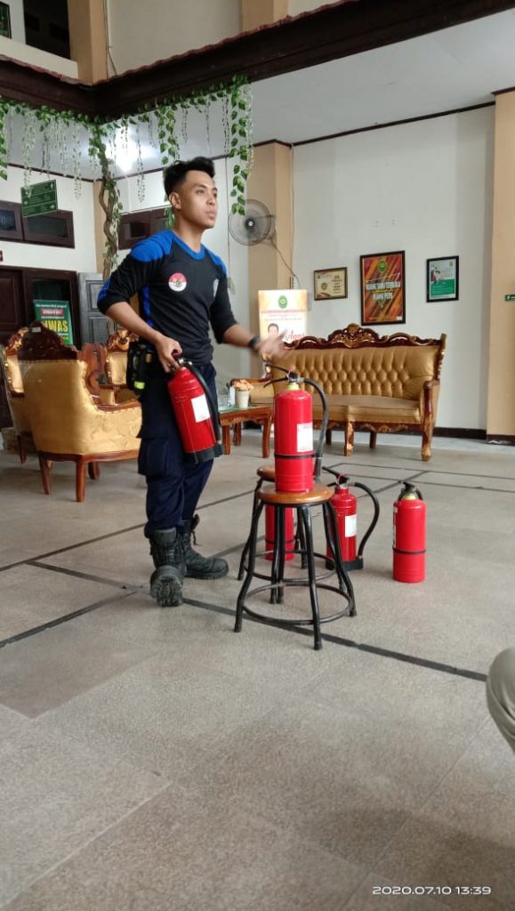 SOSIALISASI PENGGUNAAN TABUNG APAR DAN SIMULASI DAMKAR | Pengadilan ...